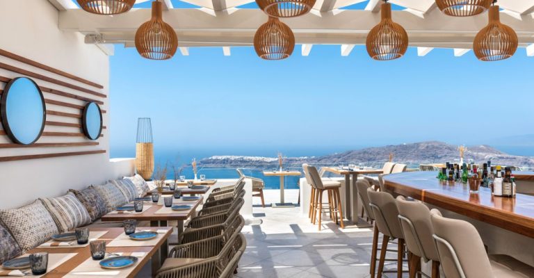 Restoran Tradisional Yunani di Santorini dengan View Laut Aegea ...